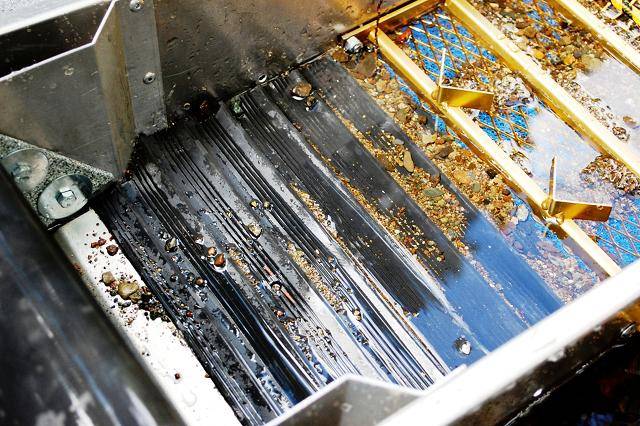 Orpaillage. machines mecanisees de récupération d'or et de métaux lourds